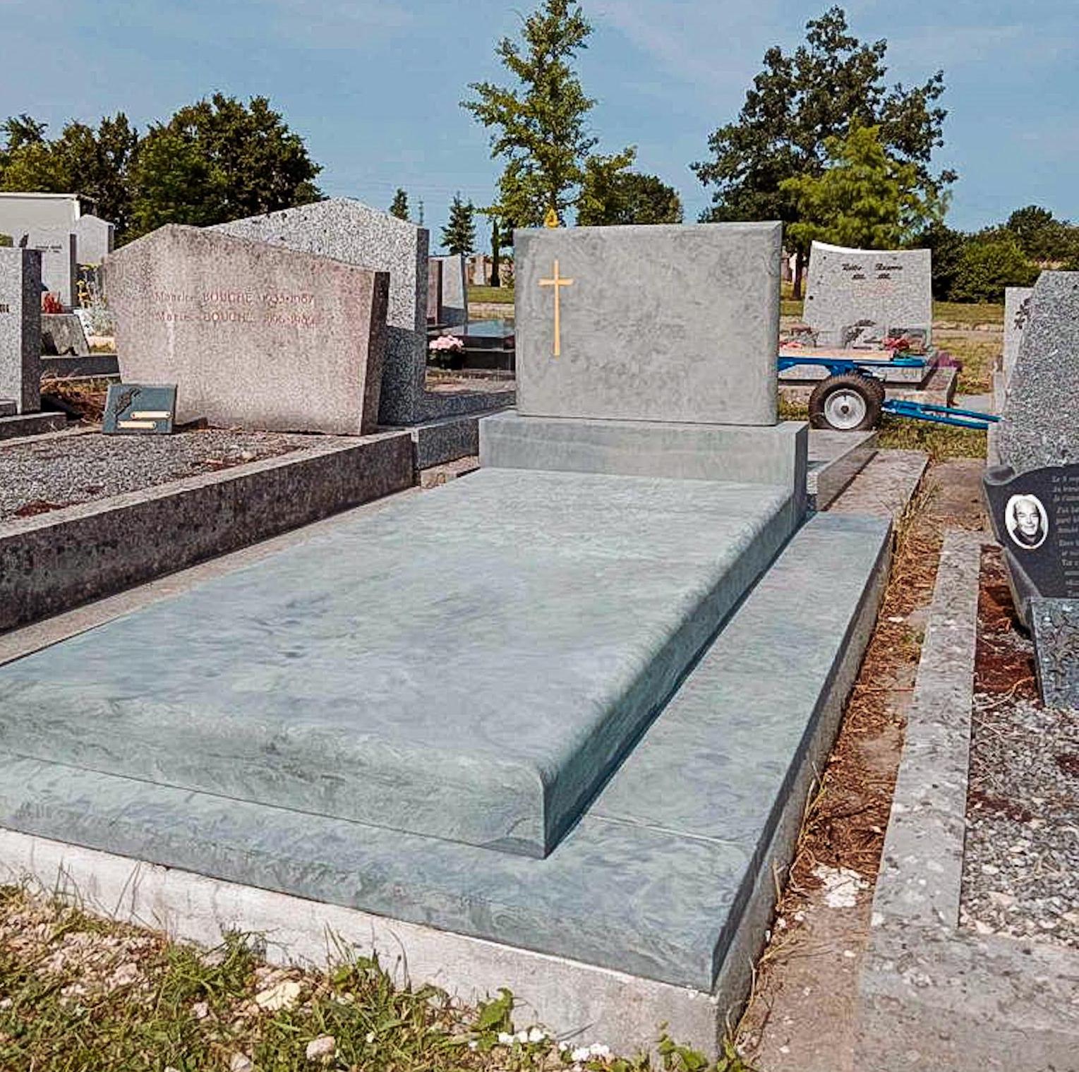 Pierre tombale avec croix - ATERNAM